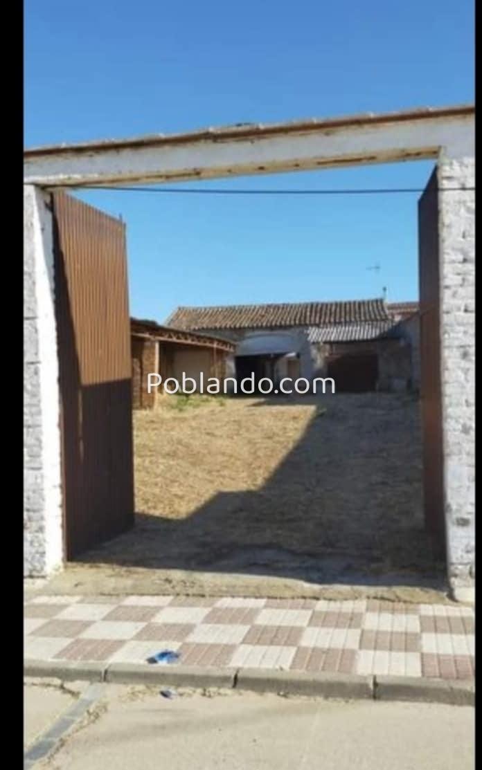 Antigua casa en un pueblo de Cáceres con patio, dos naves y bastante ...
